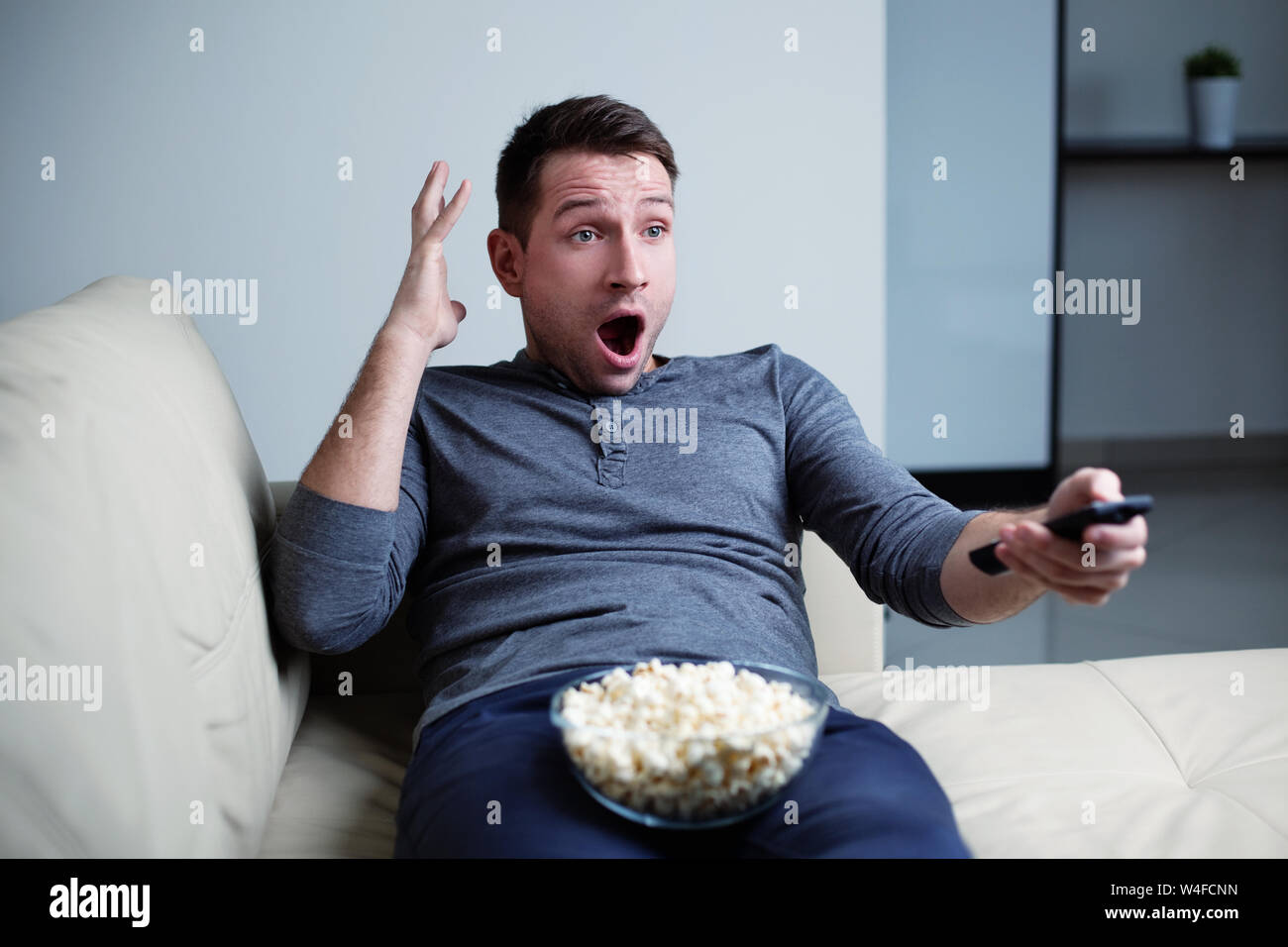 Man home scared hi-res stock photography and images - Alamy
