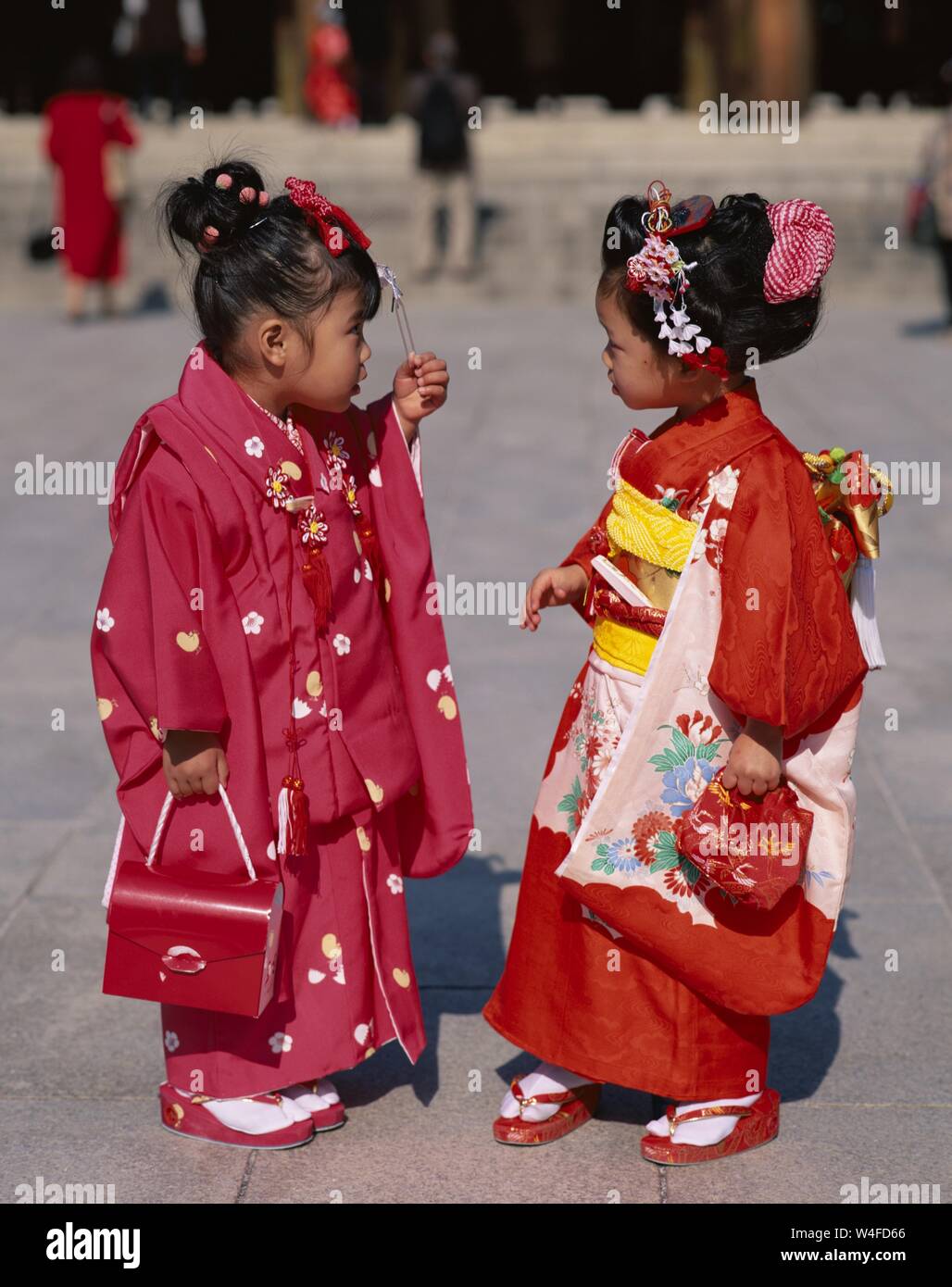 Japanese children wearing kimono hi-res stock photography and images ...