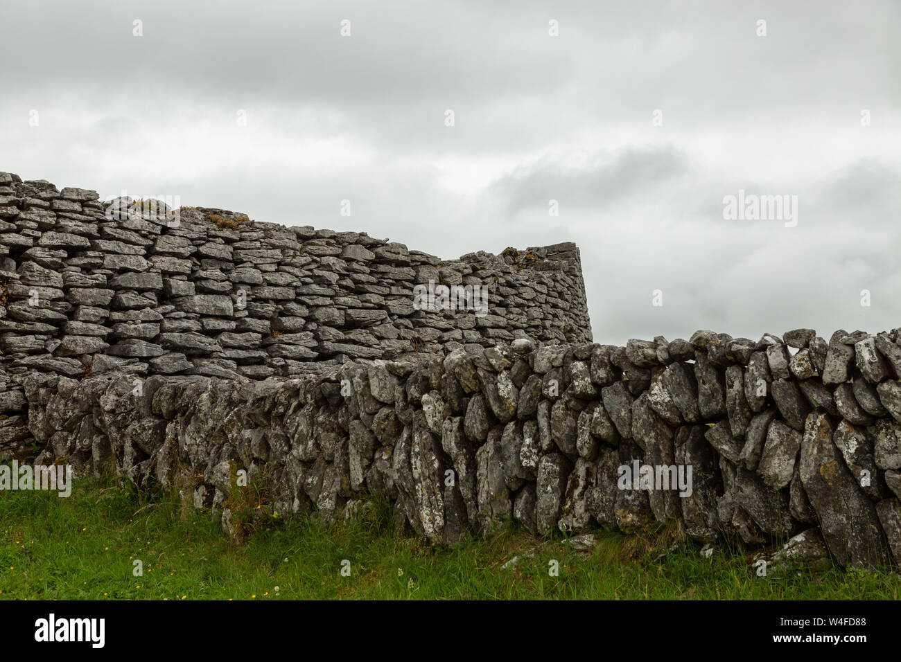 the medieval ring fort of Caherconnell Stock Photo - Alamy