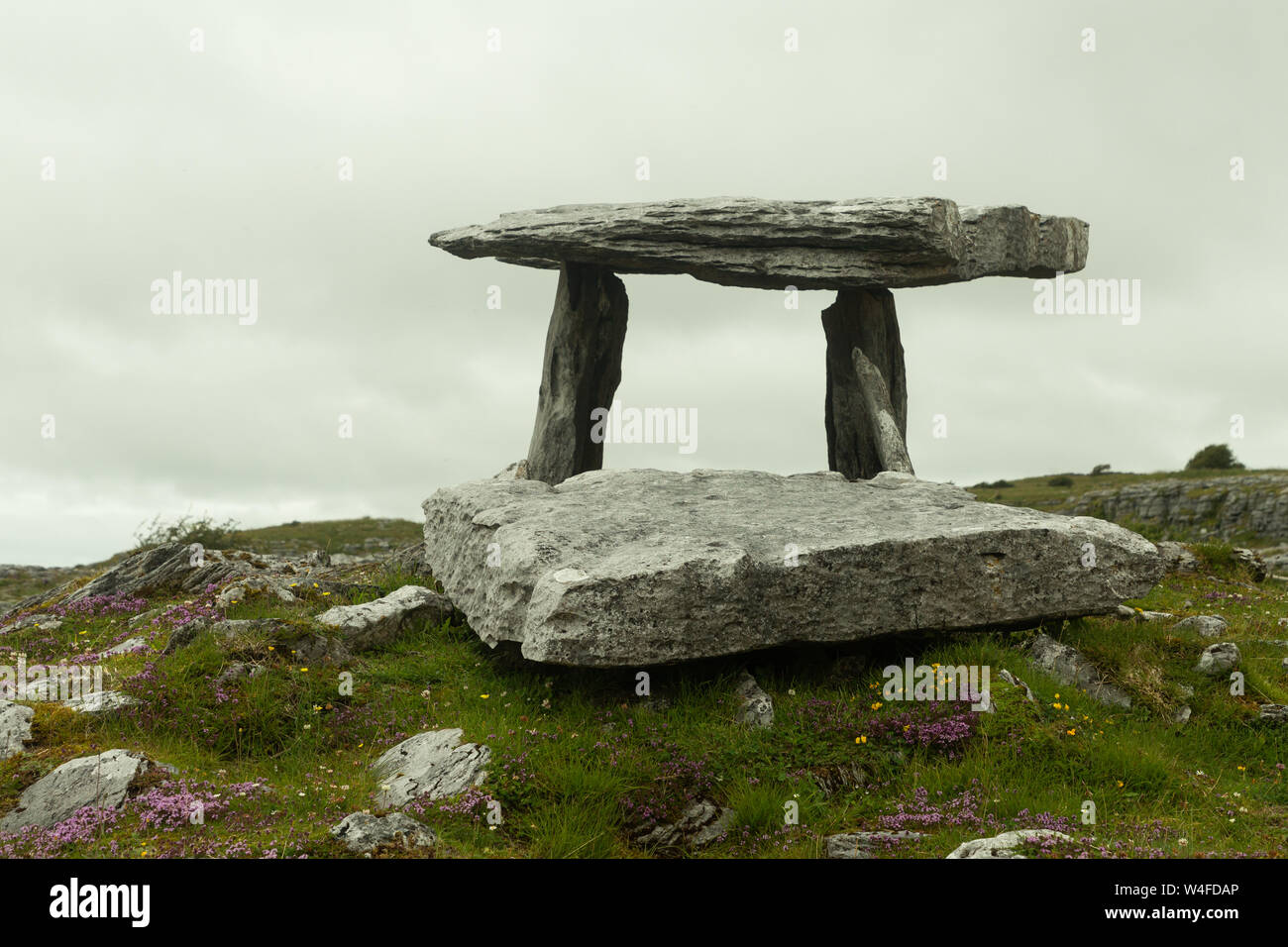 the dolmen or portal stone of Poulnabrone Stock Photo - Alamy