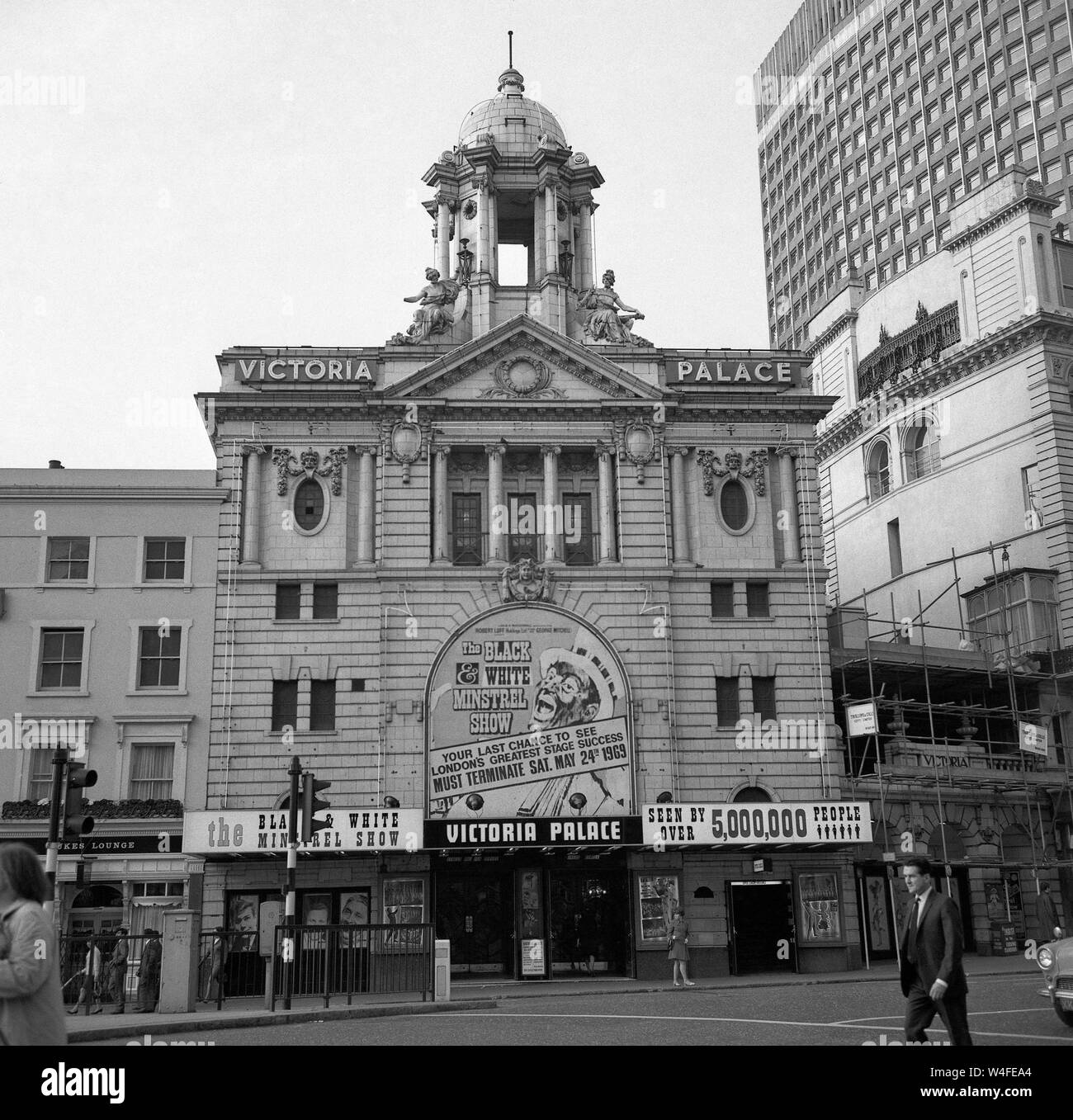 Victoria Palace Theatre Black and White Stock Photos & Images - Alamy