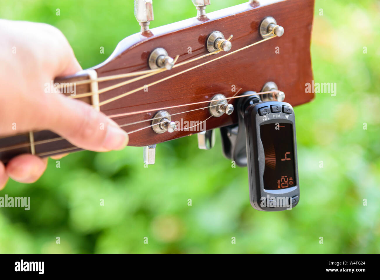 use metronome function in digital guitar tuner for practice guitar ...