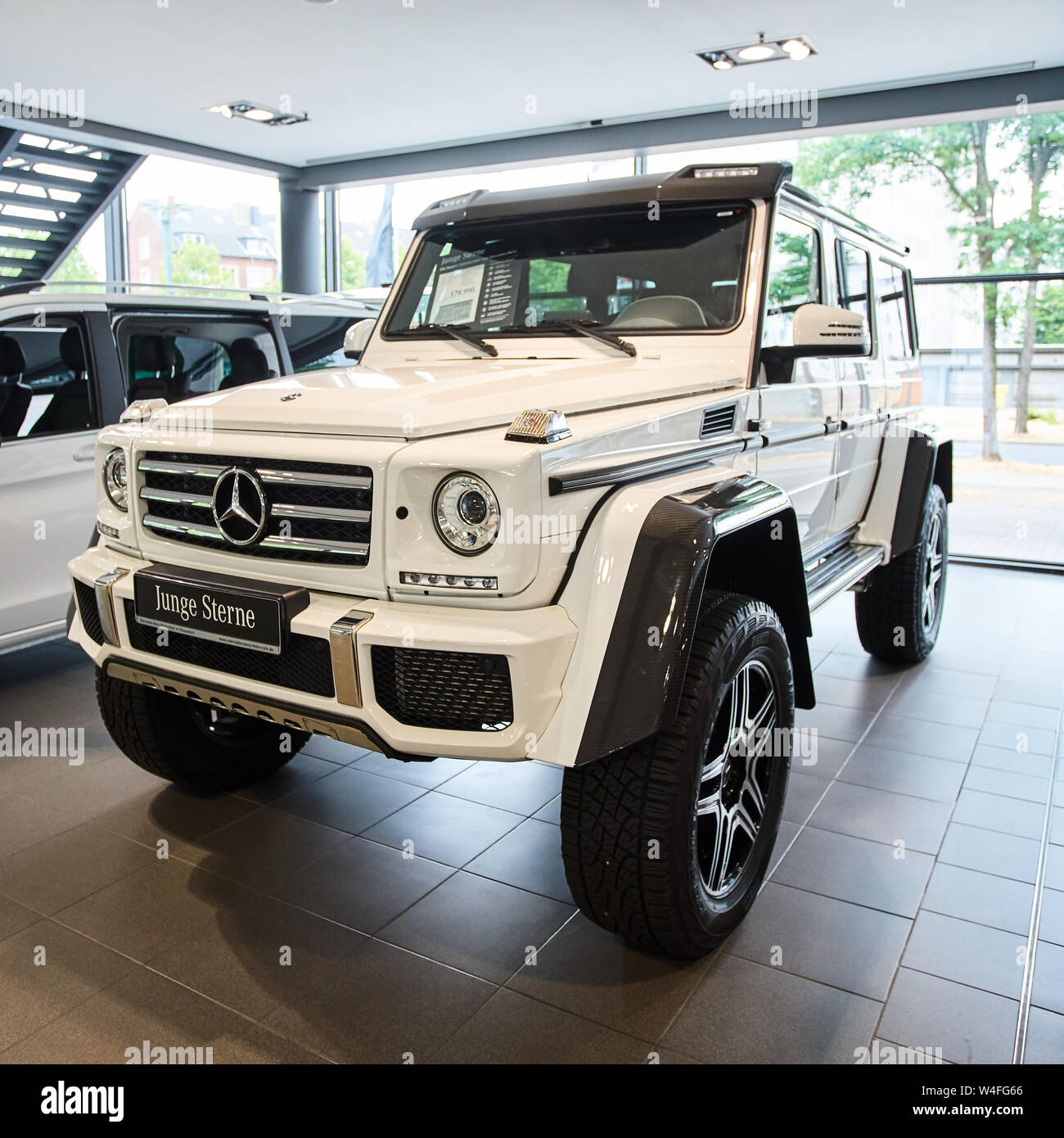 Mercedes benz jeep hi-res stock photography and images - Alamy