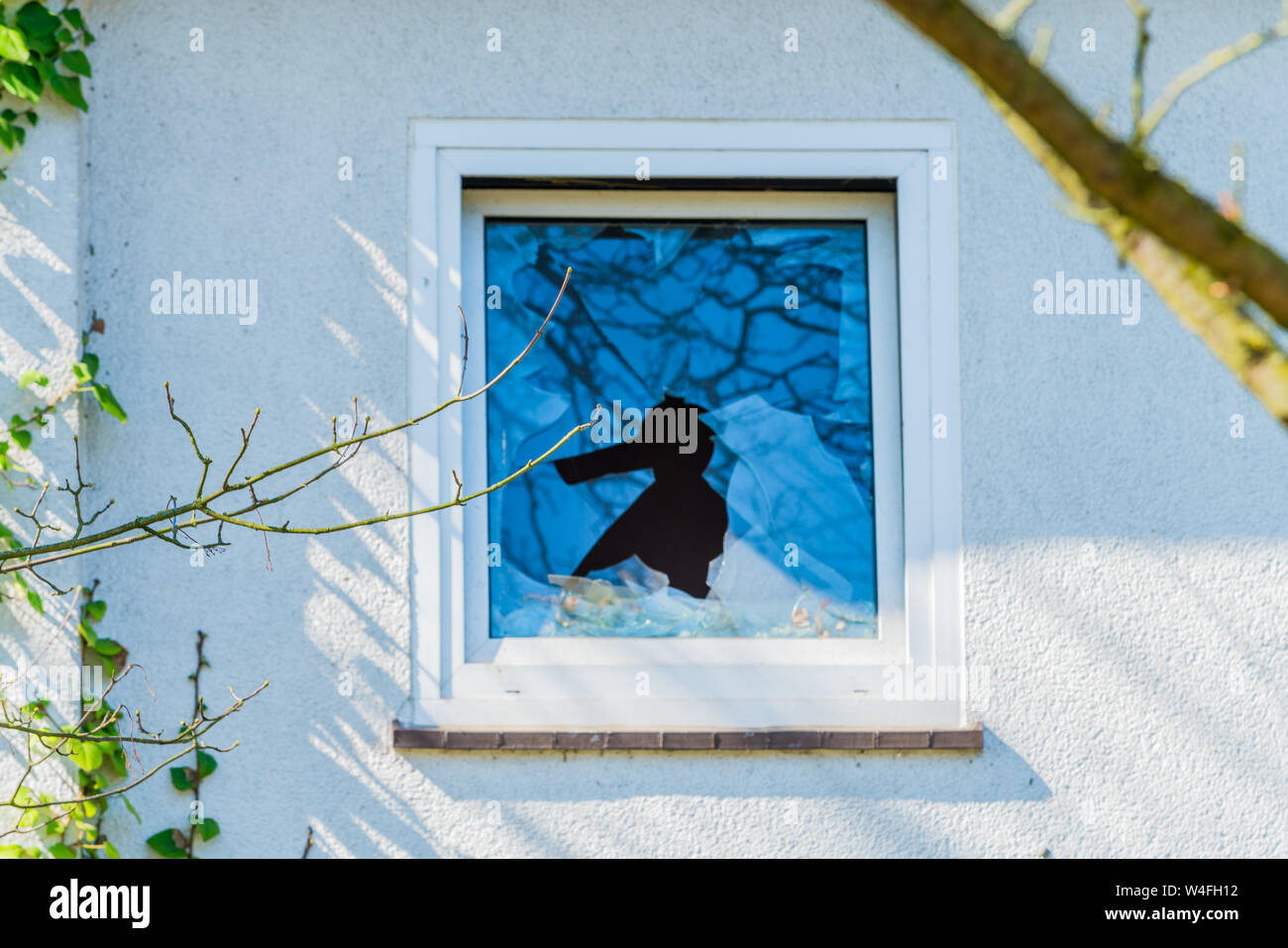 Throw stone window hi-res stock photography and images - Alamy