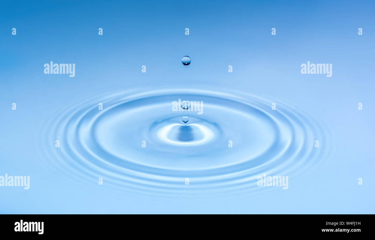 Falling water drop hi-res stock photography and images - Alamy