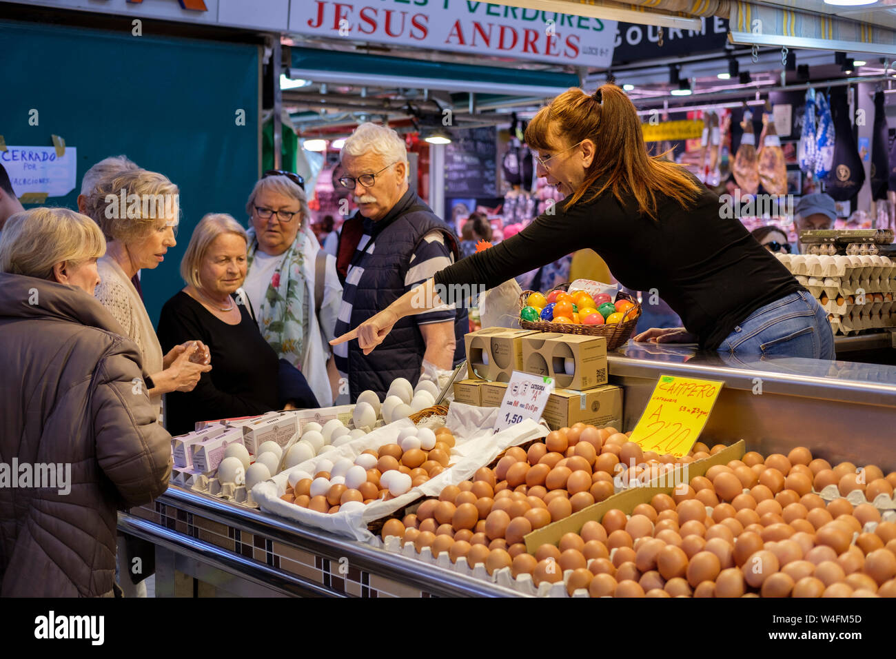 Female market stallholders hi-res stock photography and images - Alamy