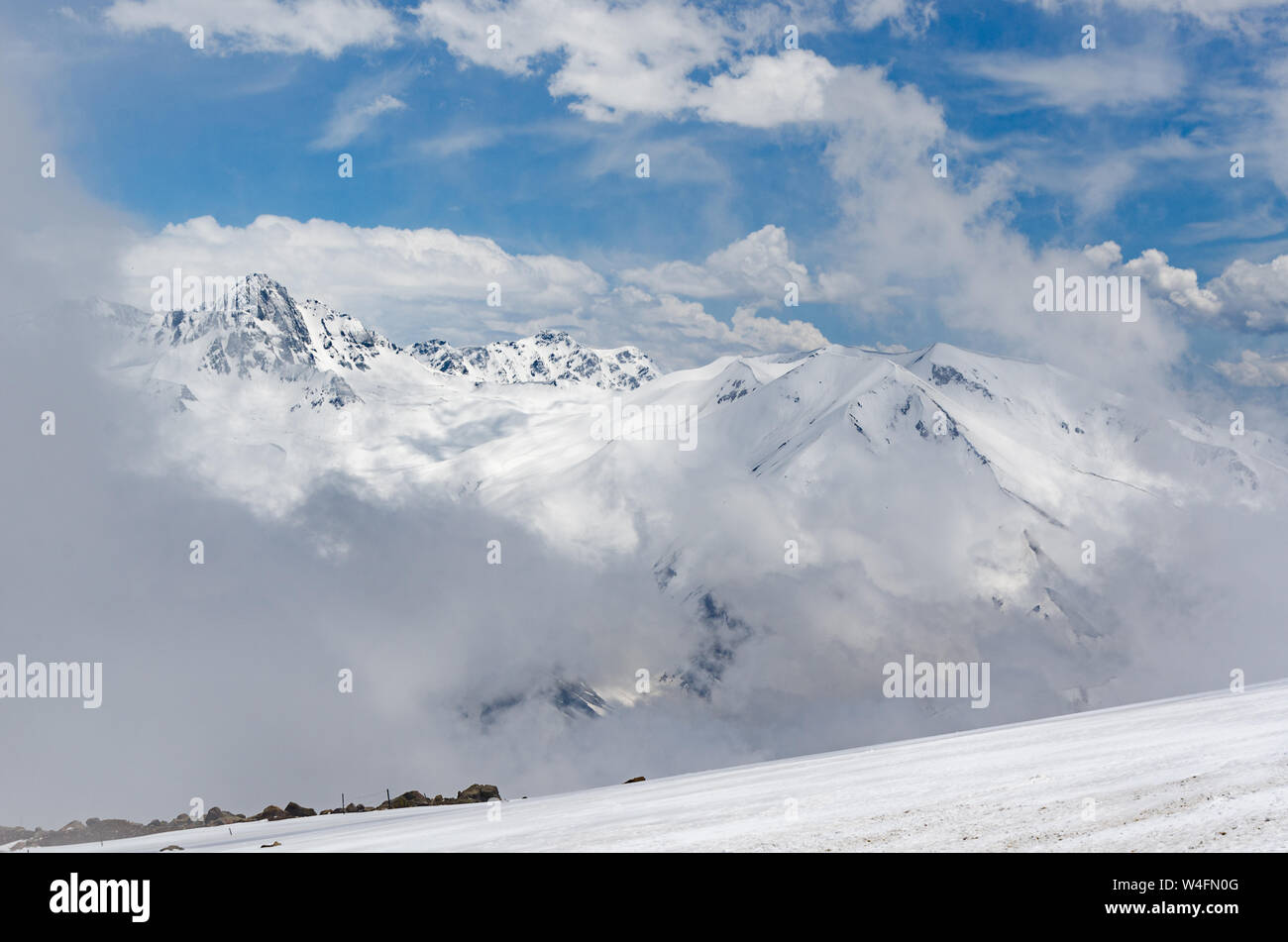 Beautiful view of snow clad mountains from Gulmarg Gondola Phase 2 ...