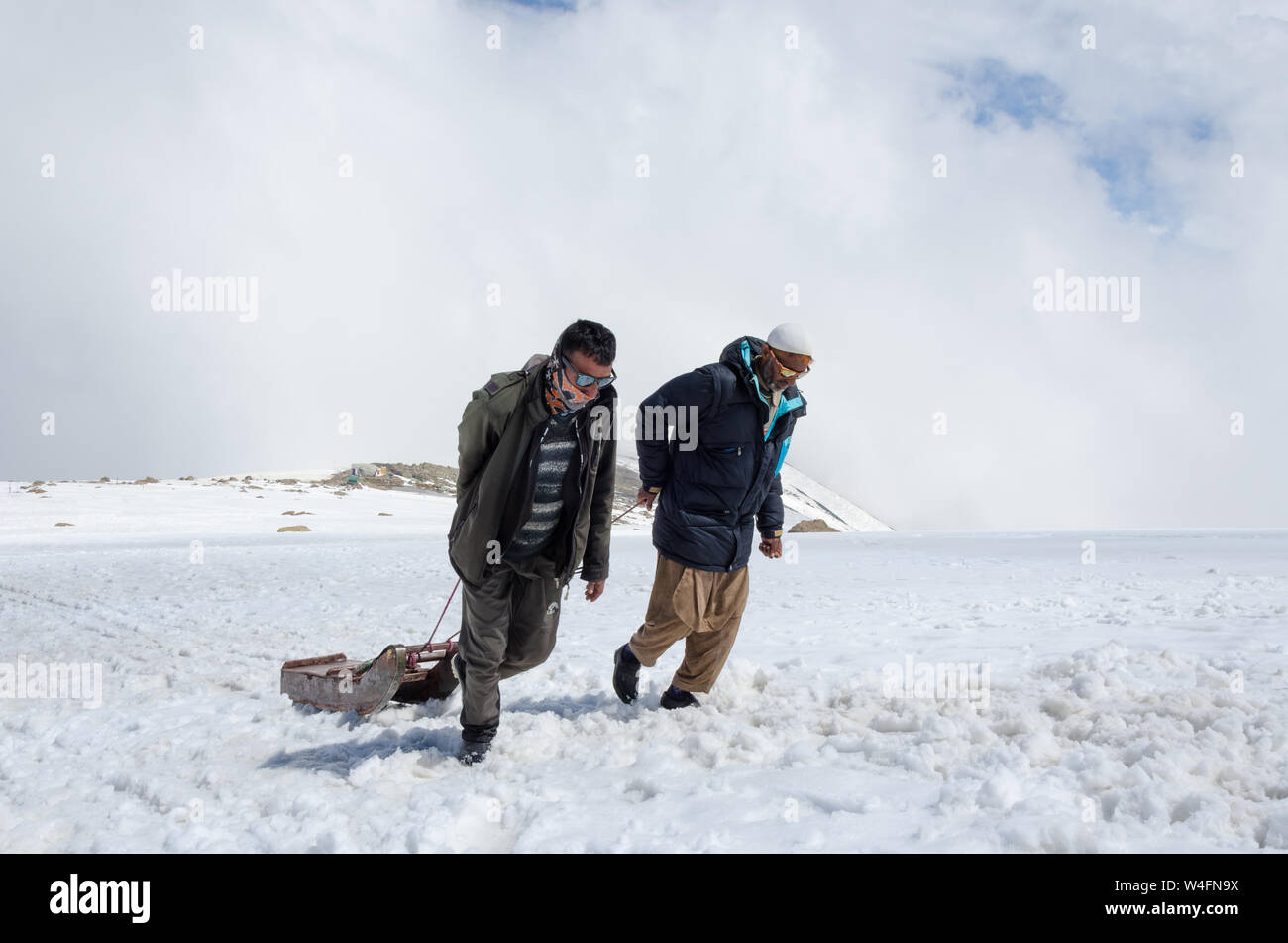 Sledge pullers at Gulmarg Gondola Phase 2 / Apharwat Peak, Gulmarg ...