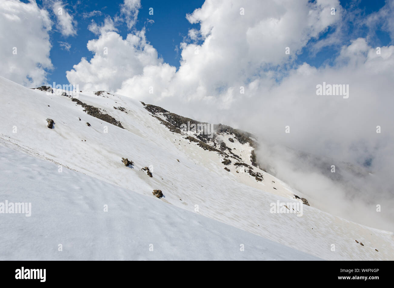 Beautiful snowscape at Gulmarg Gondola Phase 2 / Apharwat Peak, Gulmarg ...