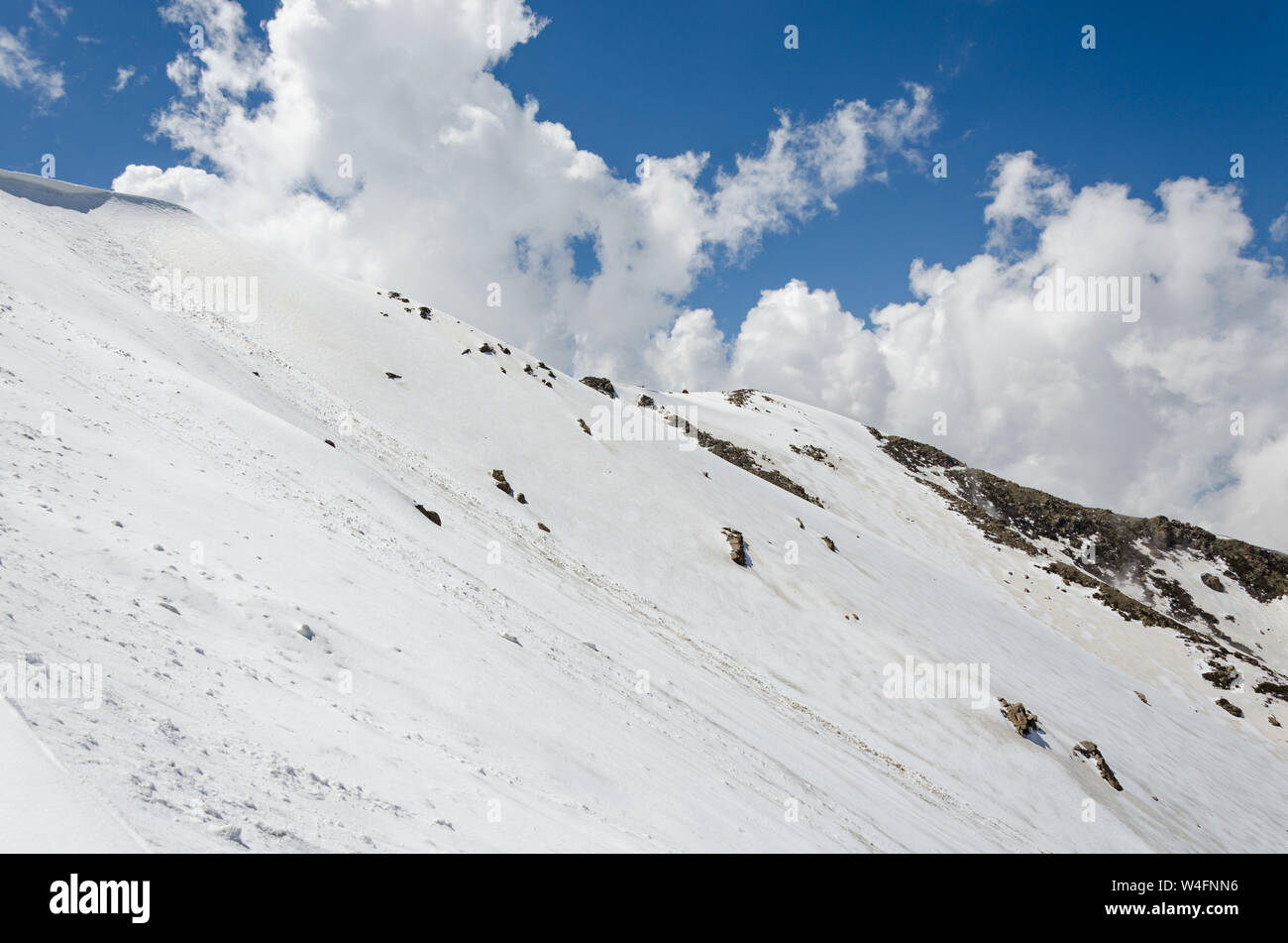 Beautiful snowscape at Gulmarg Gondola Phase 2 / Apharwat Peak, Gulmarg ...