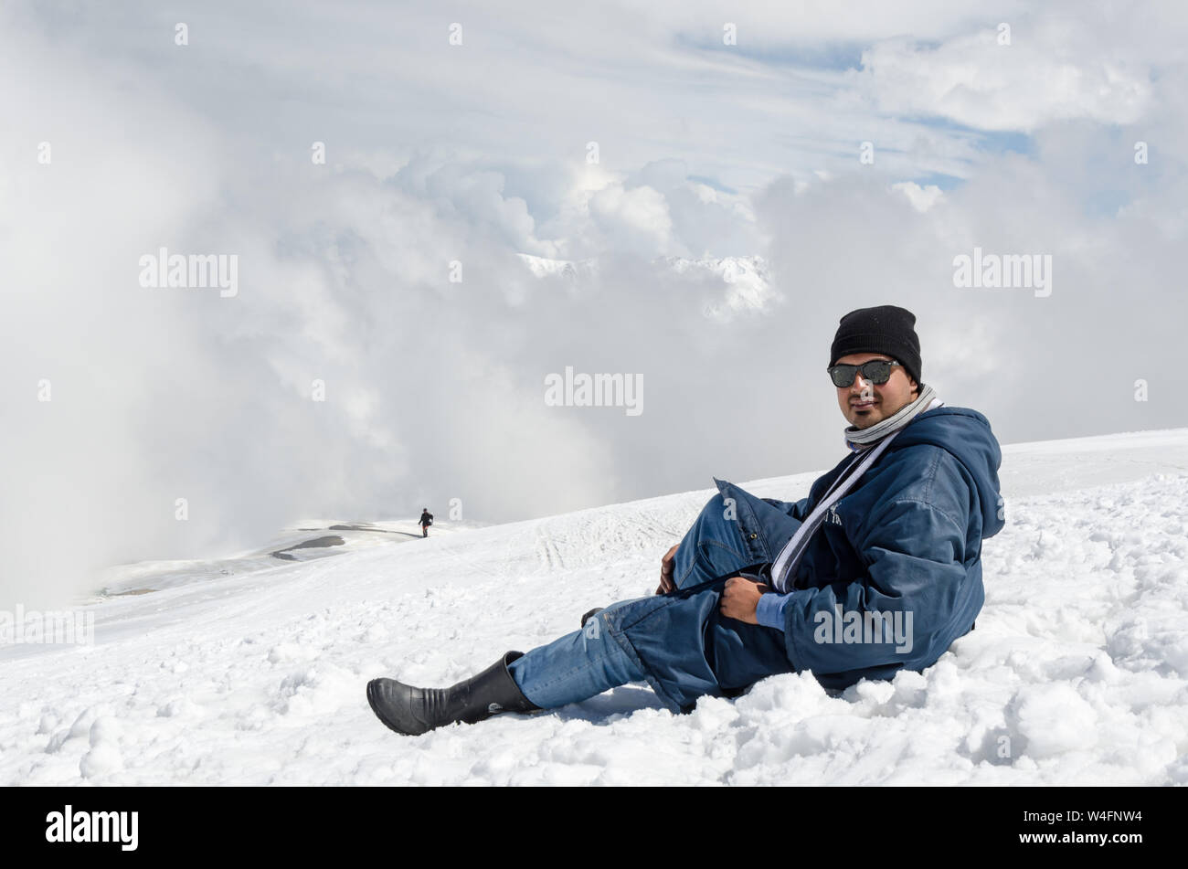 Tourist sitting in snow at Gulmarg Gondola Phase 2 / Apharwat Peak ...