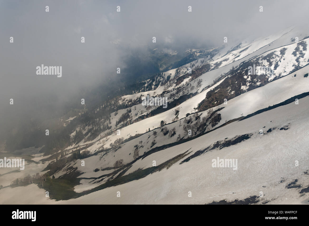 Beautiful view of snow covered landscape from Gulmarg Gondola Phase 2 ...