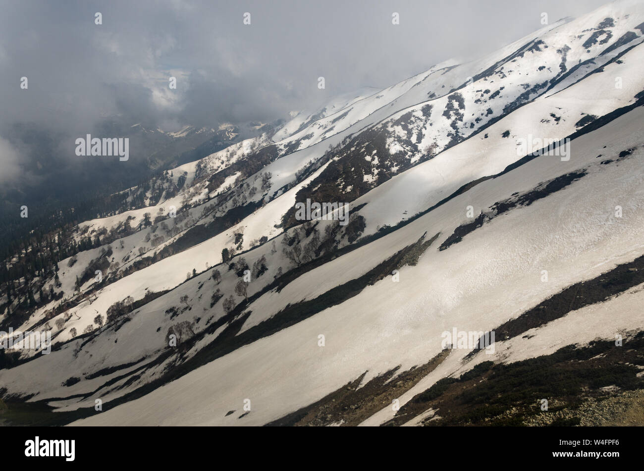 Beautiful view of snow covered landscape from Gulmarg Gondola Phase 2 ...