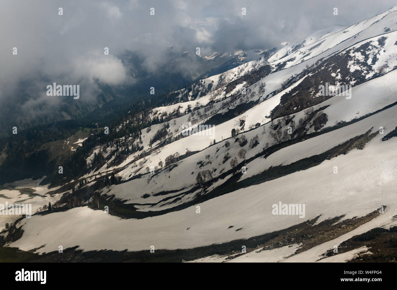 Beautiful view of snow covered landscape from Gulmarg Gondola Phase 2 ...