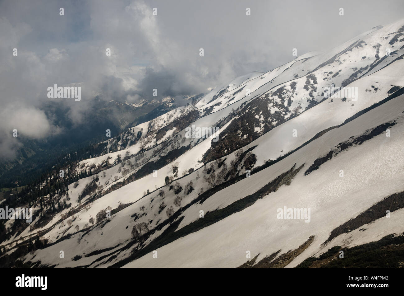 Beautiful view of snow covered landscape from Gulmarg Gondola Phase 2 ...