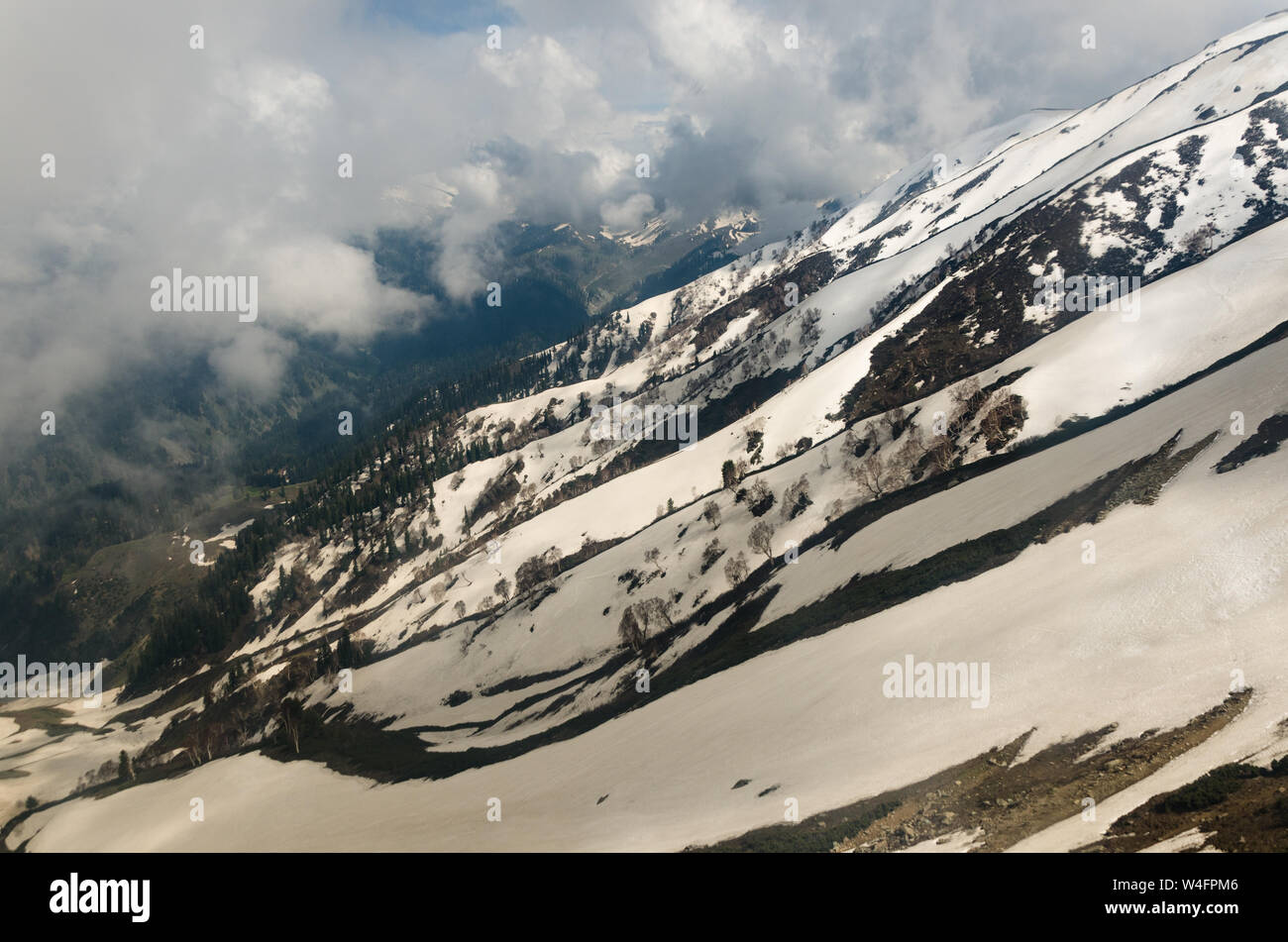 Beautiful view of snow covered landscape from Gulmarg Gondola Phase 2 ...