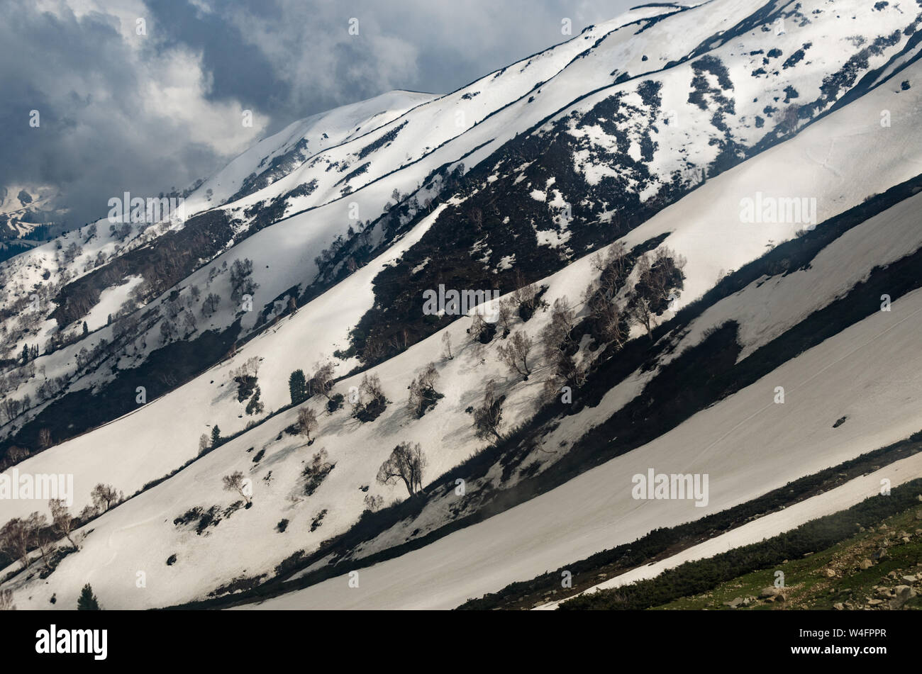 Beautiful view of snow covered landscape from Gulmarg Gondola Phase 2 ...