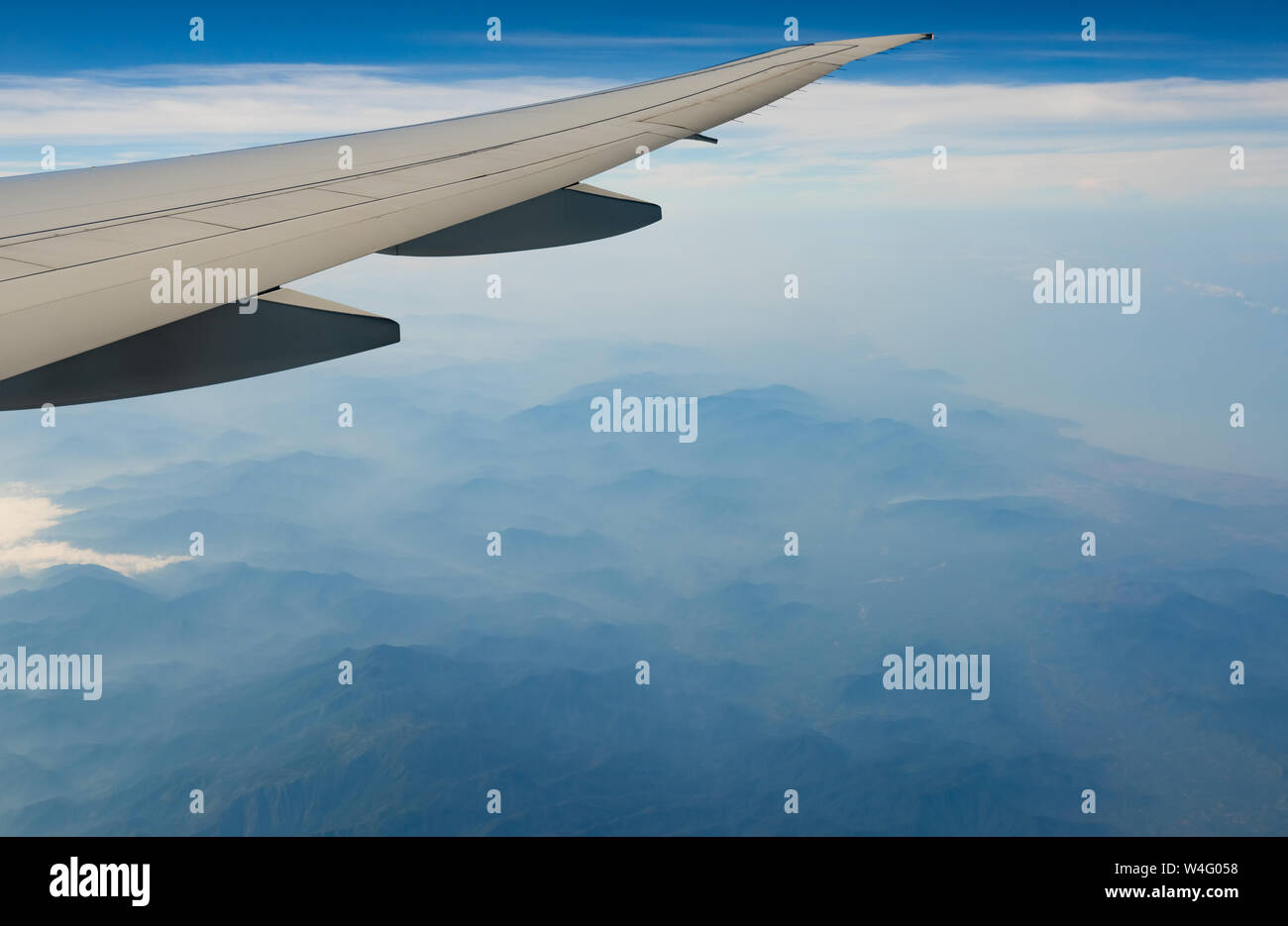 Plane over mountain hi-res stock photography and images - Alamy
