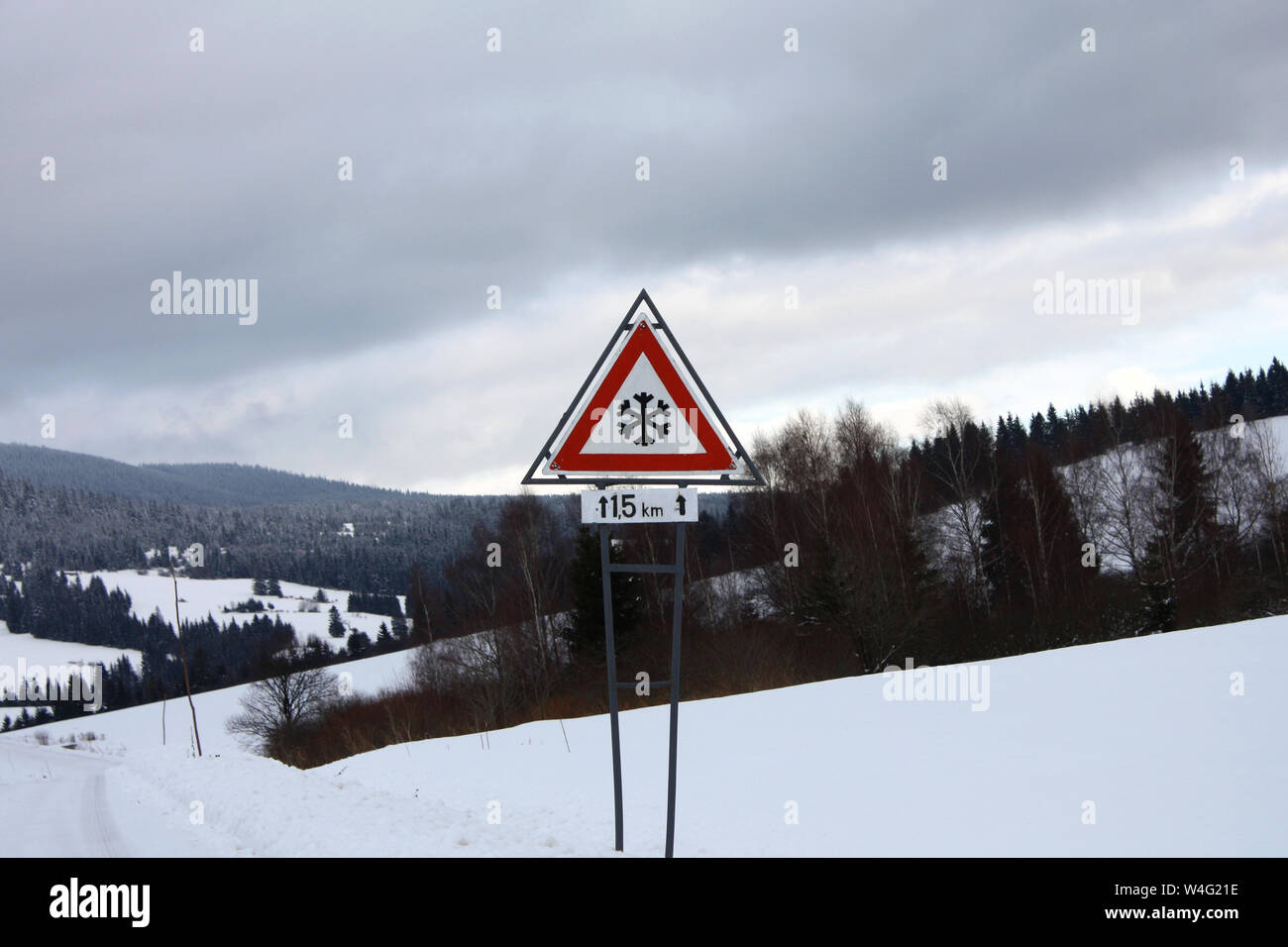 Warning road sign with snowflake. Risk of ice Stock Photo - Alamy