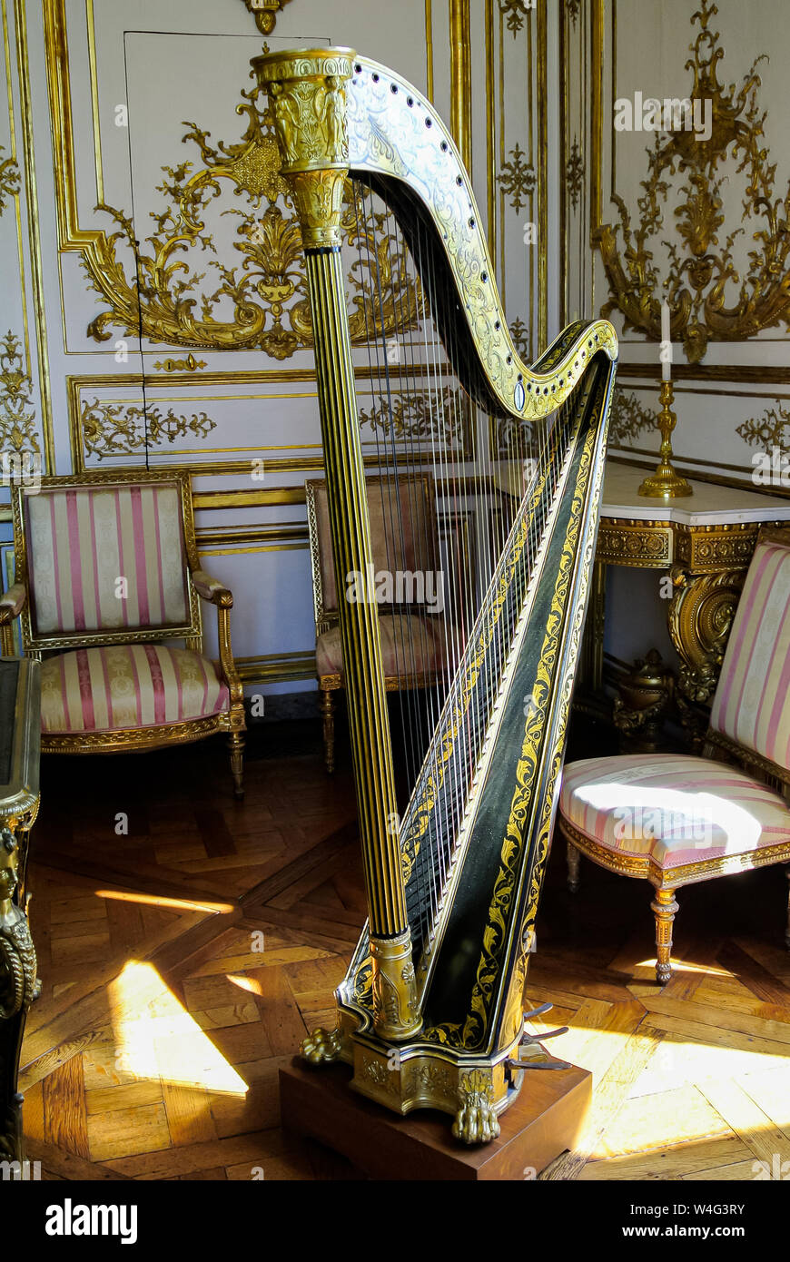 Old harp hi-res stock photography and images - Alamy