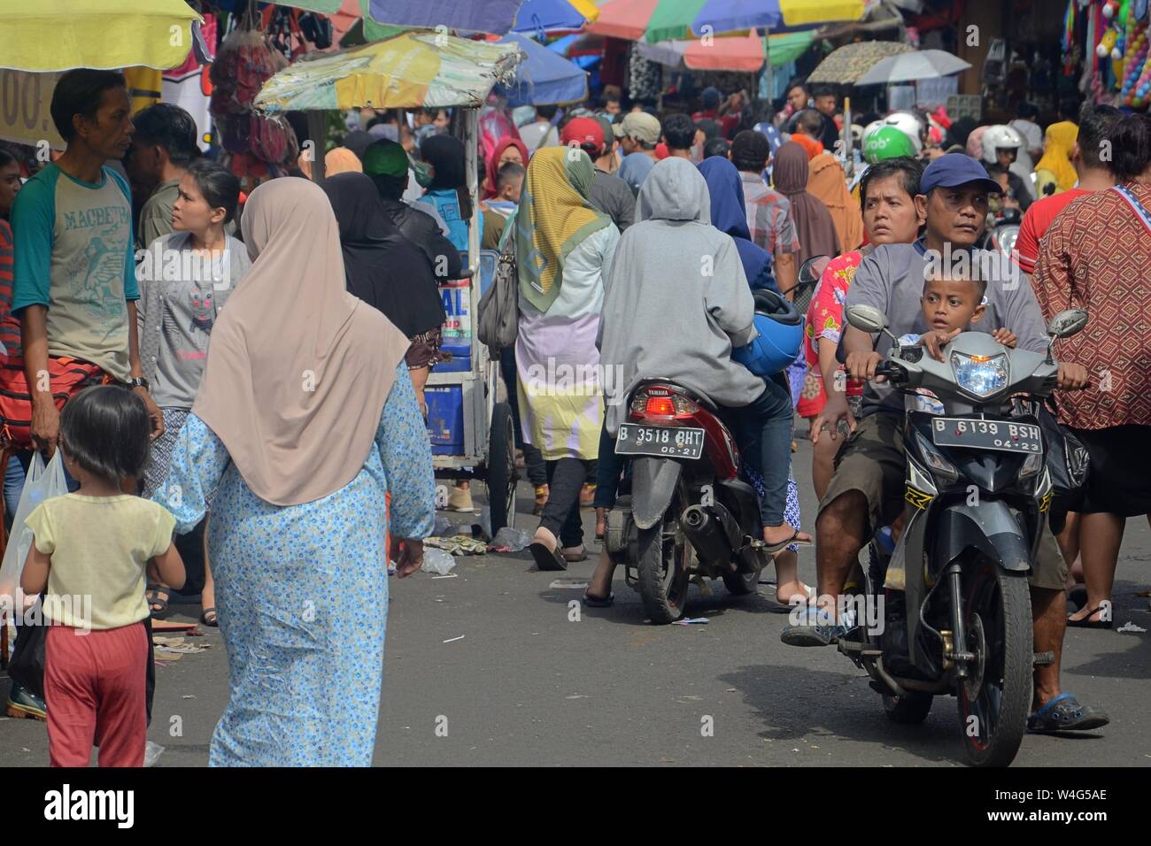 Indonesia people city crowd street hi-res stock photography and images ...