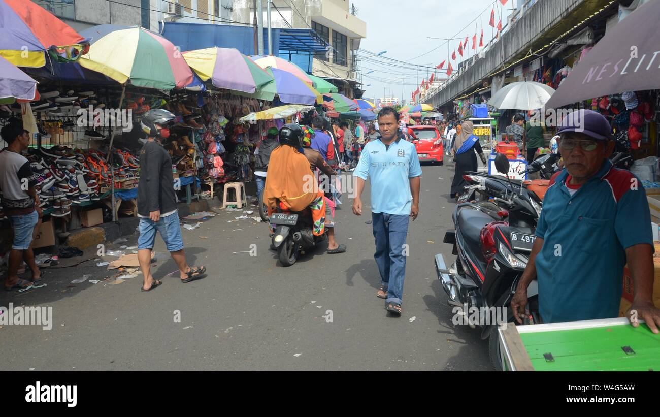 Indonesia people city crowd street hi-res stock photography and images ...