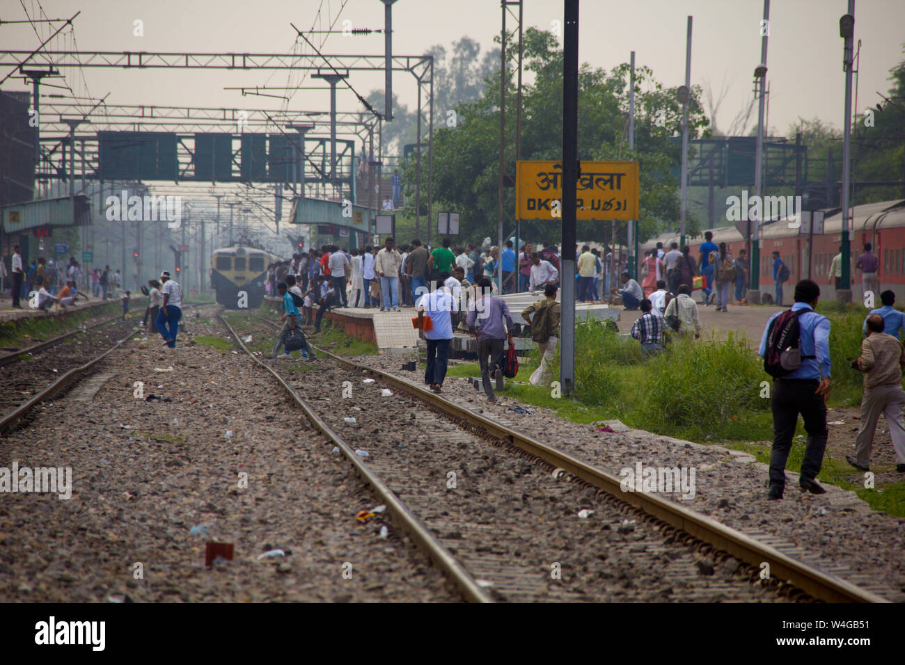 Crowd crowded platform platforms hi-res stock photography and images ...