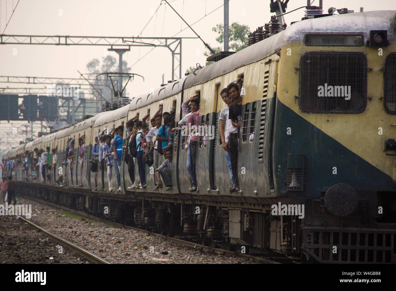 Passengers hanging at the train gates, Delhi, India Stock Photo - Alamy