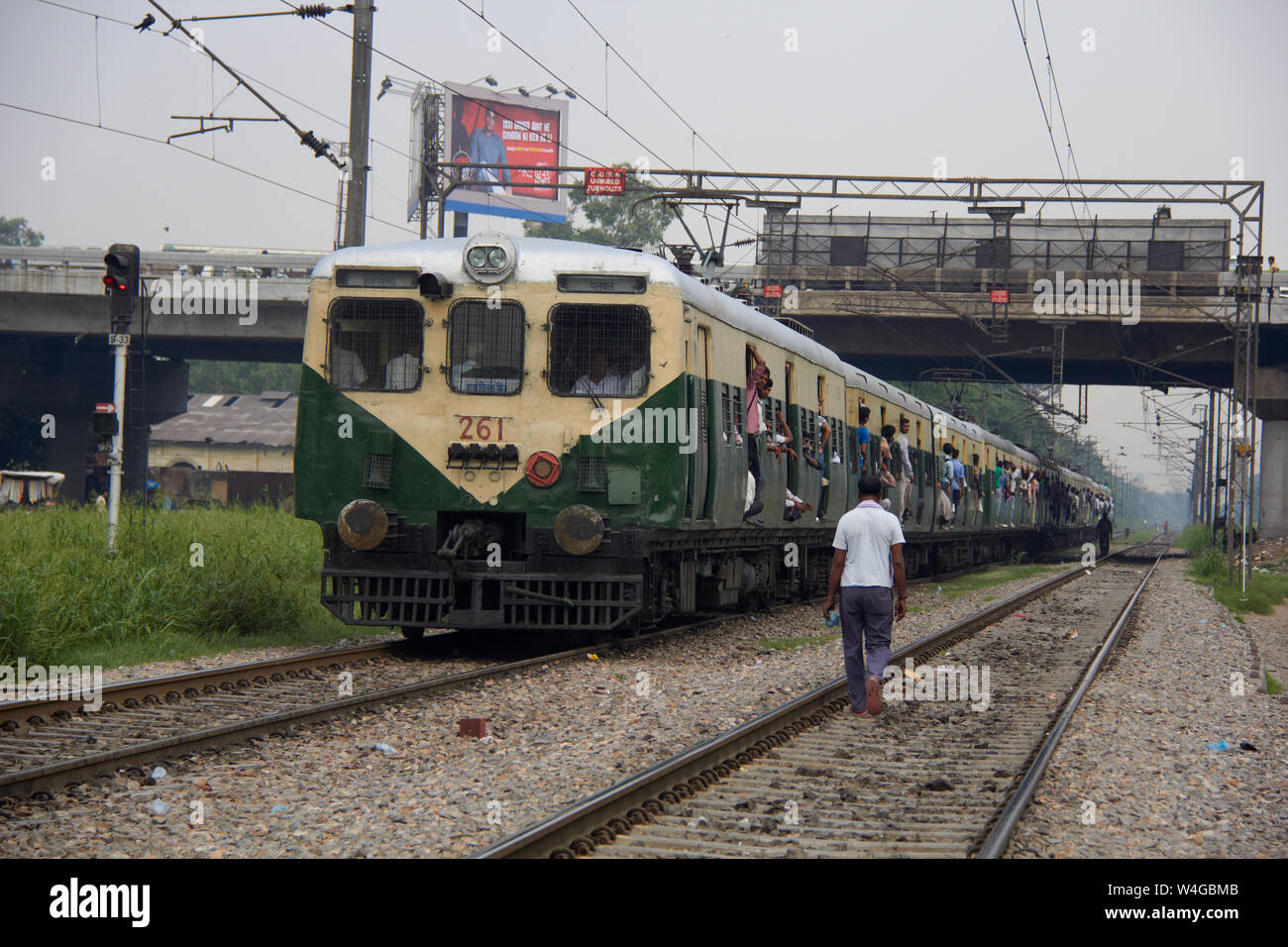 Passengers hanging in train gate, Delhi, India Stock Photo - Alamy