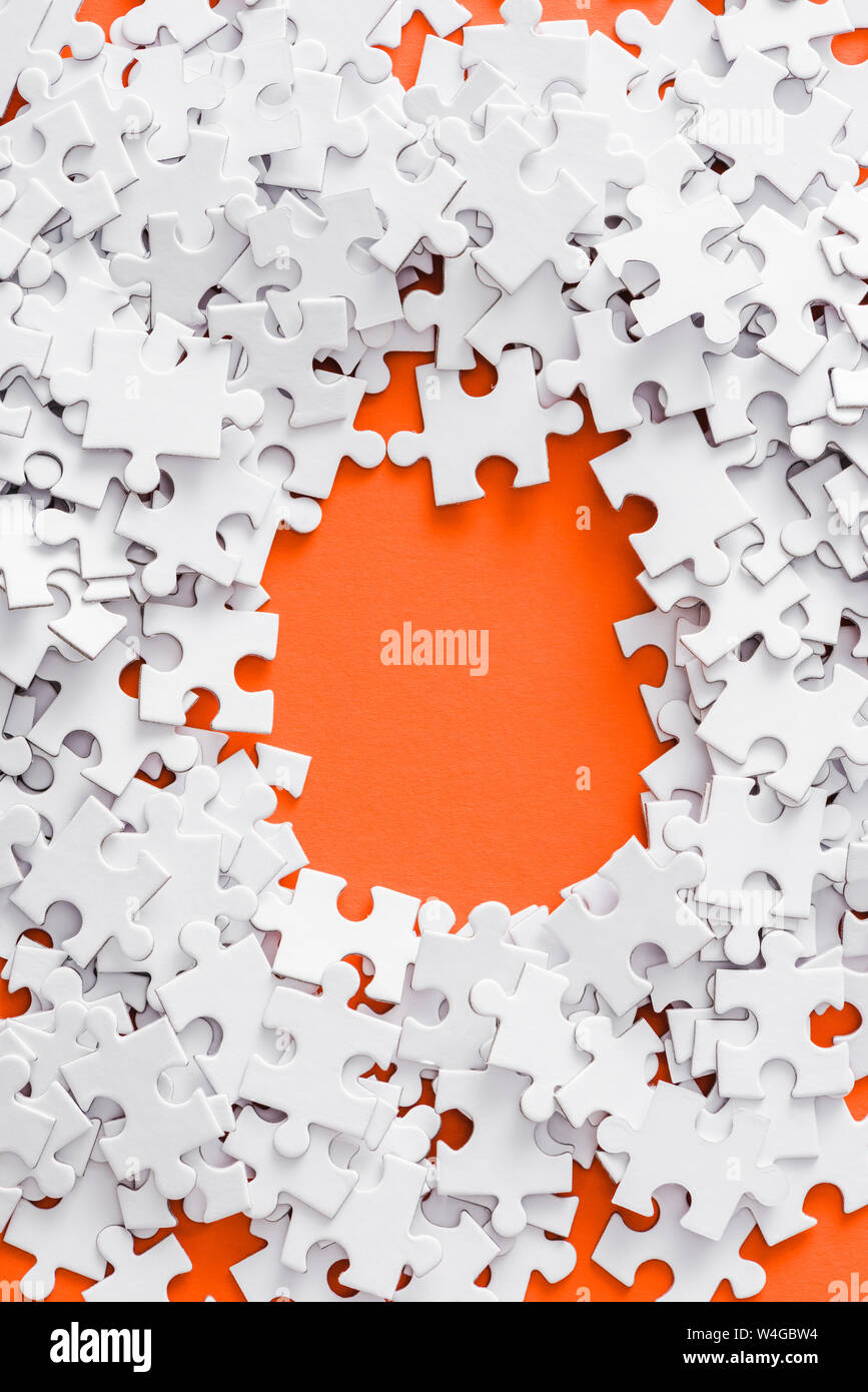 Jigsaw puzzle pieces pile hi-res stock photography and images - Alamy