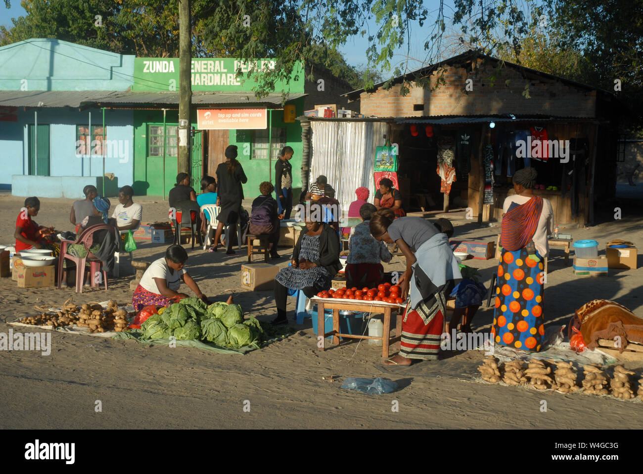 Ladies selling vegetables at Mwandi street market, Zambia Stock Photo ...