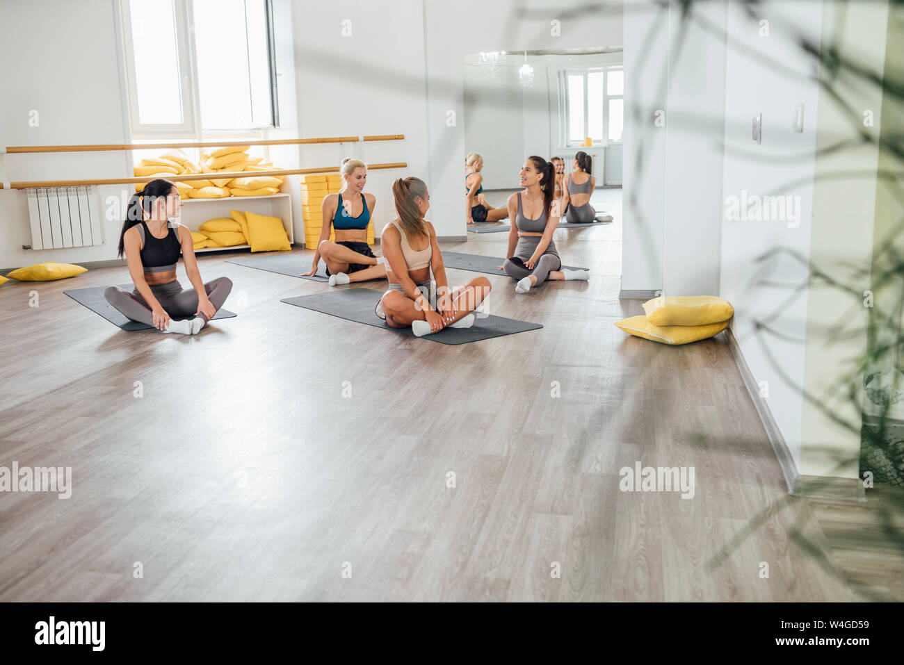 Women in a gym hi-res stock photography and images - Alamy