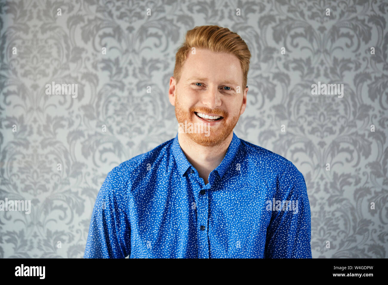 Happy wallpaper hi-res stock photography and images - Alamy
