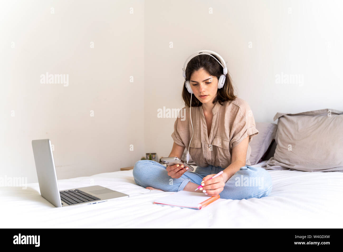 Laptop headphones notes hi-res stock photography and images - Alamy