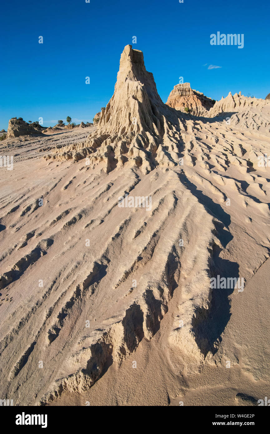 UNESCO World Heritage Mungo National Park, part of the Willandra Lakes ...