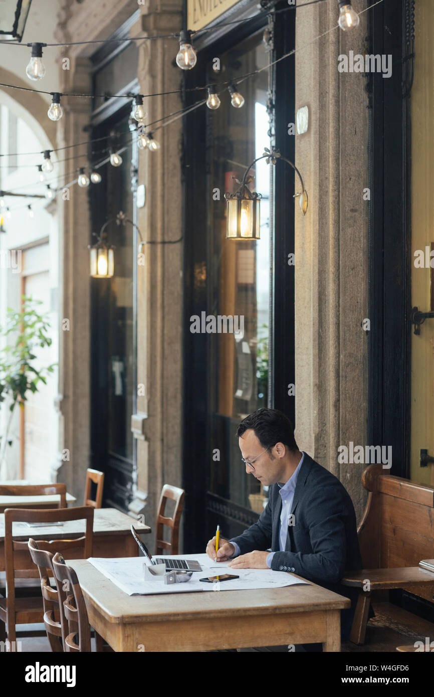 Work in coffee shop hi-res stock photography and images - Alamy