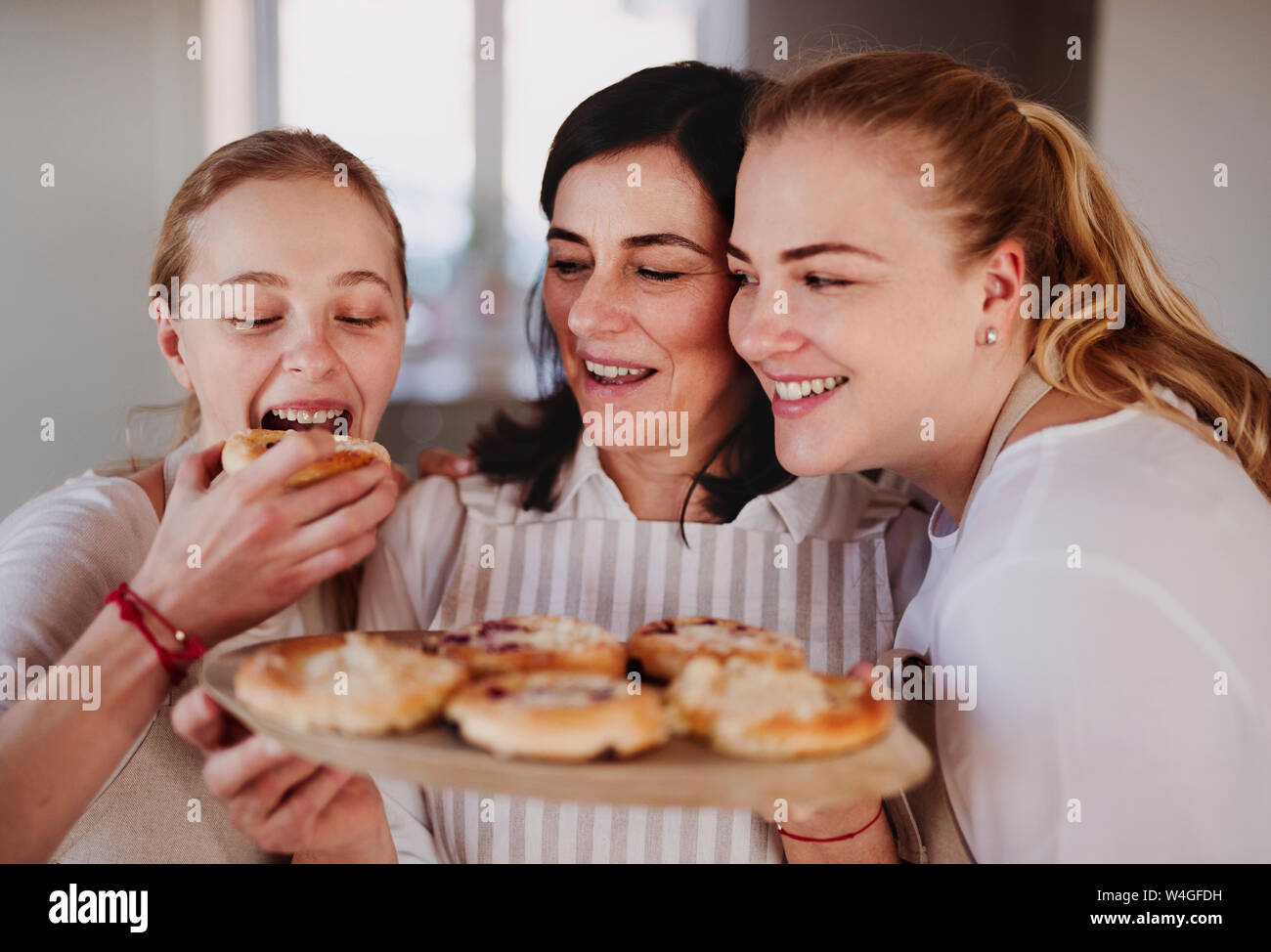 Women eating cake together hi-res stock photography and images - Alamy