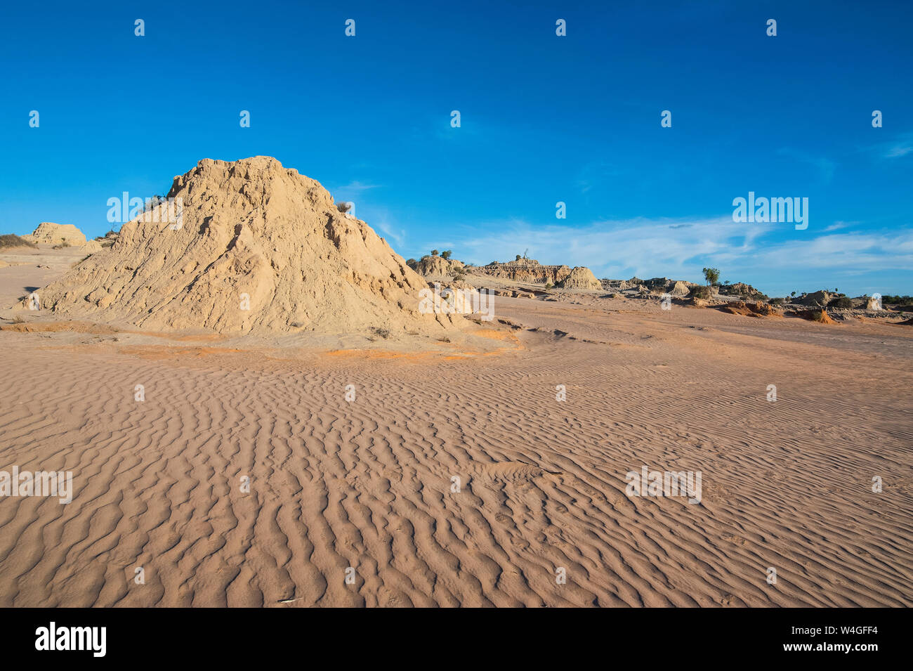 UNESCO World Heritage Mungo National Park, part of the Willandra Lakes ...