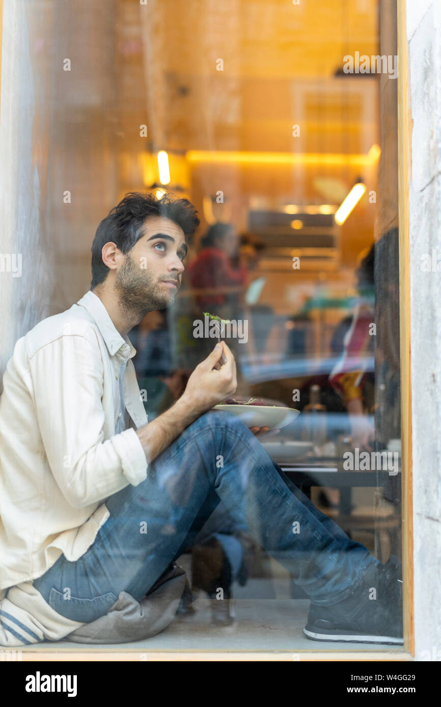 Man sitting alone eating hi-res stock photography and images - Alamy
