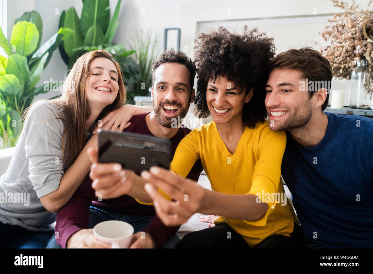 Friends on a couch hi-res stock photography and images - Alamy
