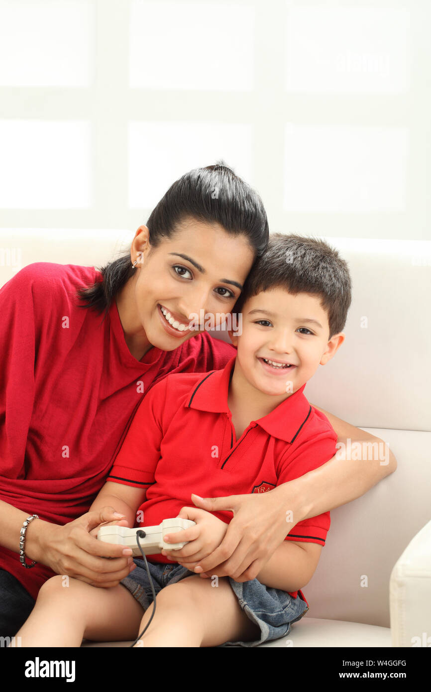 Mother consoles son hi-res stock photography and images - Alamy