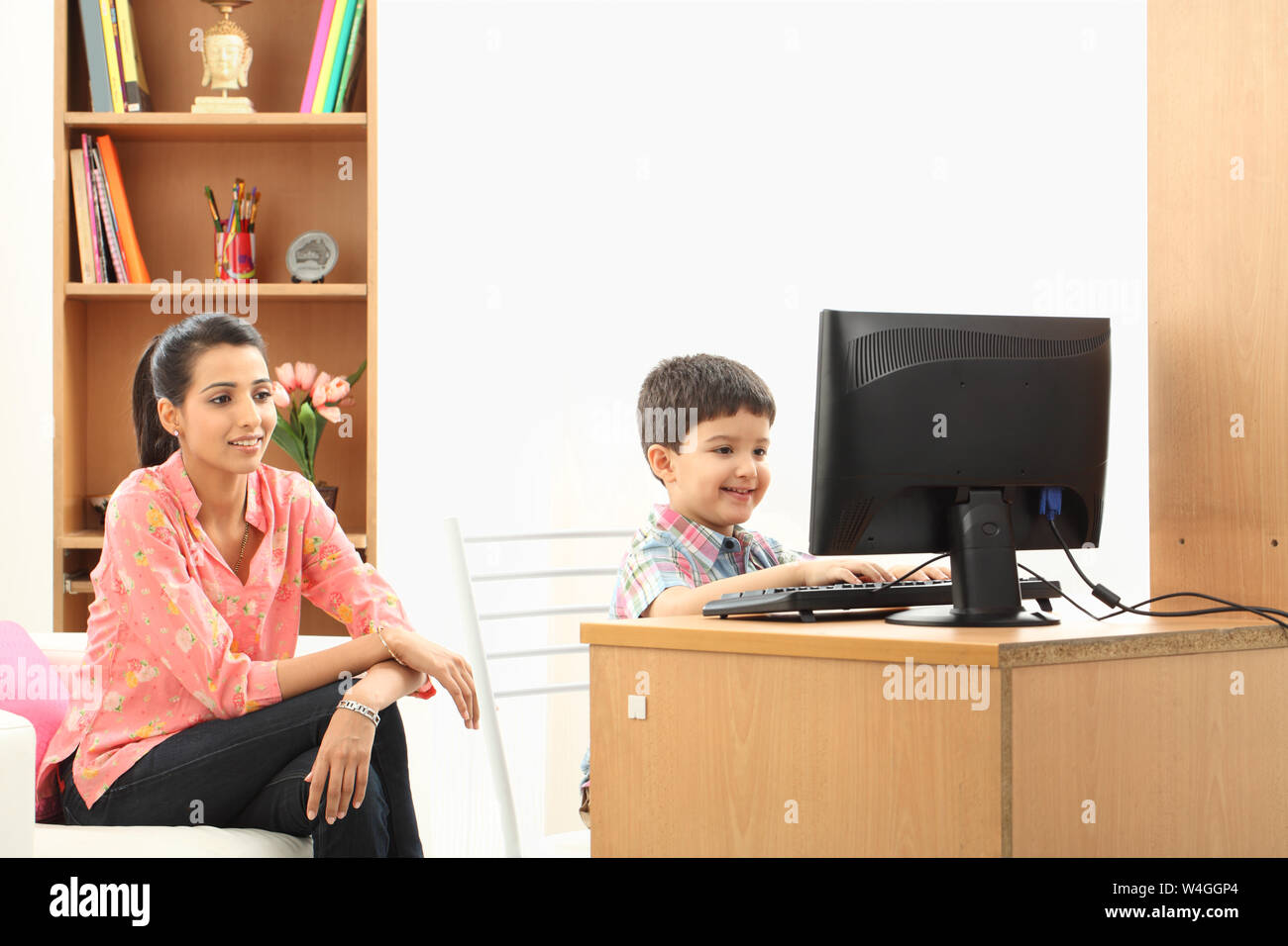 Mother son watching pc hi-res stock photography and images - Alamy