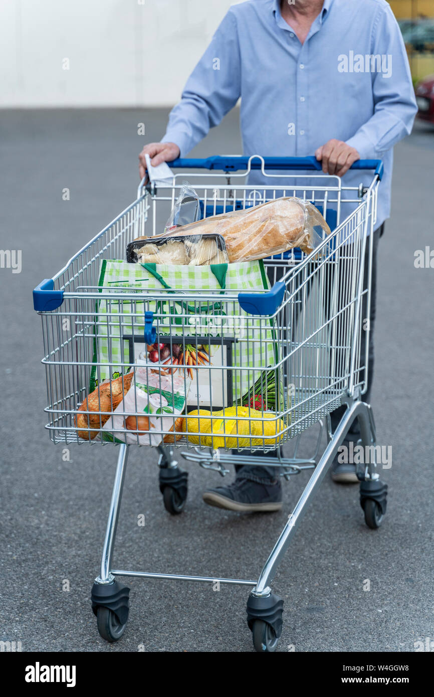 Man pushing shopping cart hi-res stock photography and images - Alamy