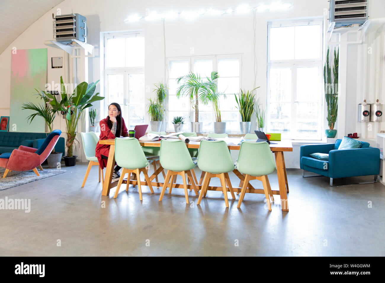 Modern black office woman hi-res stock photography and images - Alamy