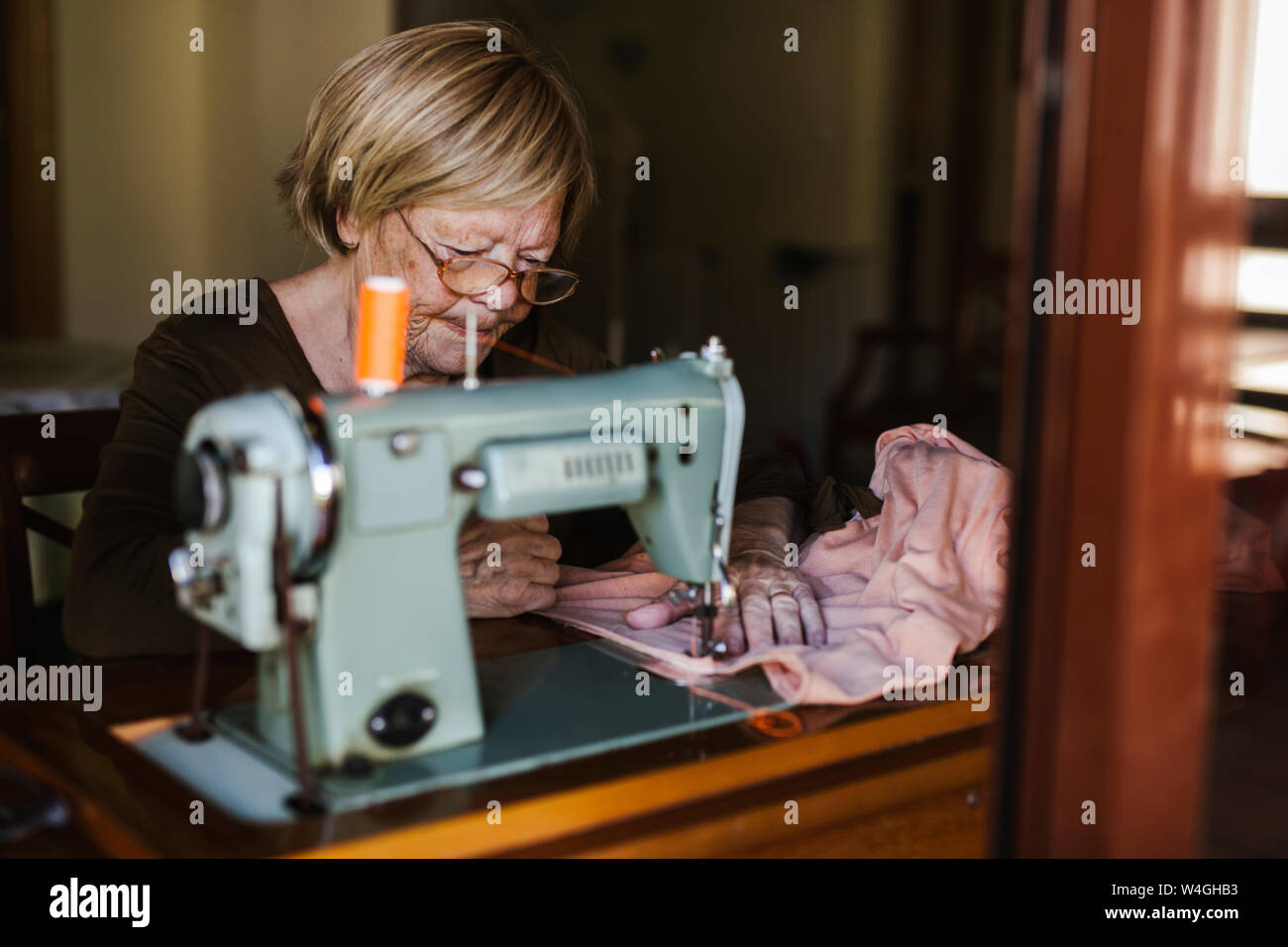 Old fashioned sewing machine hi-res stock photography and images - Alamy