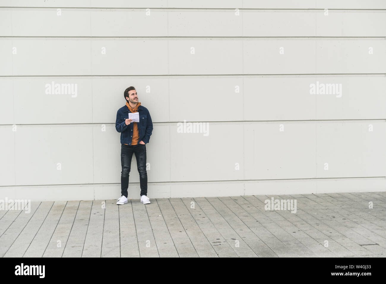 Man holding piece of paper hi-res stock photography and images - Alamy