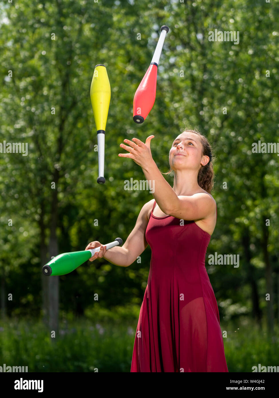 Juggling woman hi-res stock photography and images - Alamy
