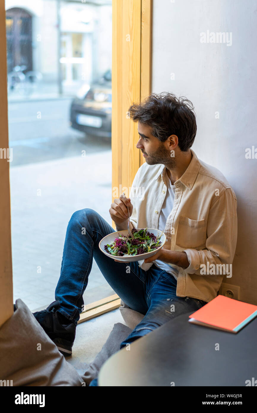 Man sitting alone eating hi-res stock photography and images - Alamy
