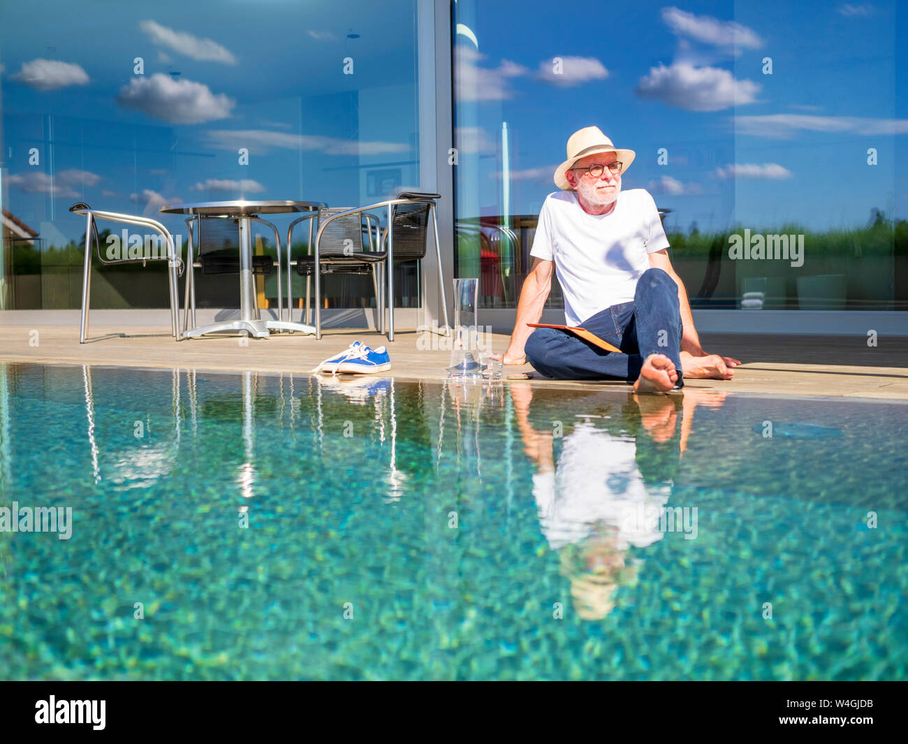 Man reading book hi-res stock photography and images - Alamy