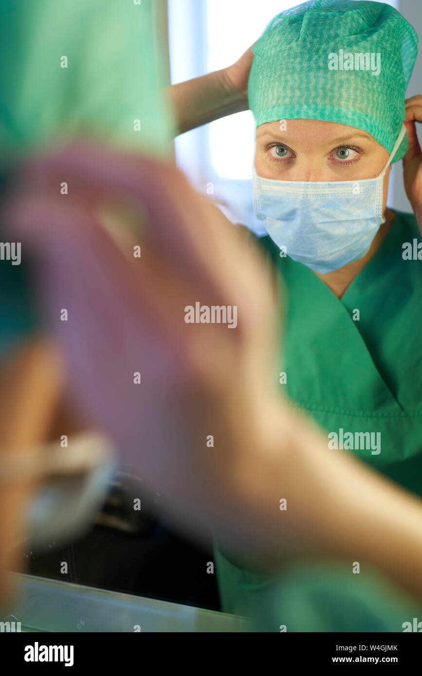 Mirror mask hi-res stock photography and images - Alamy